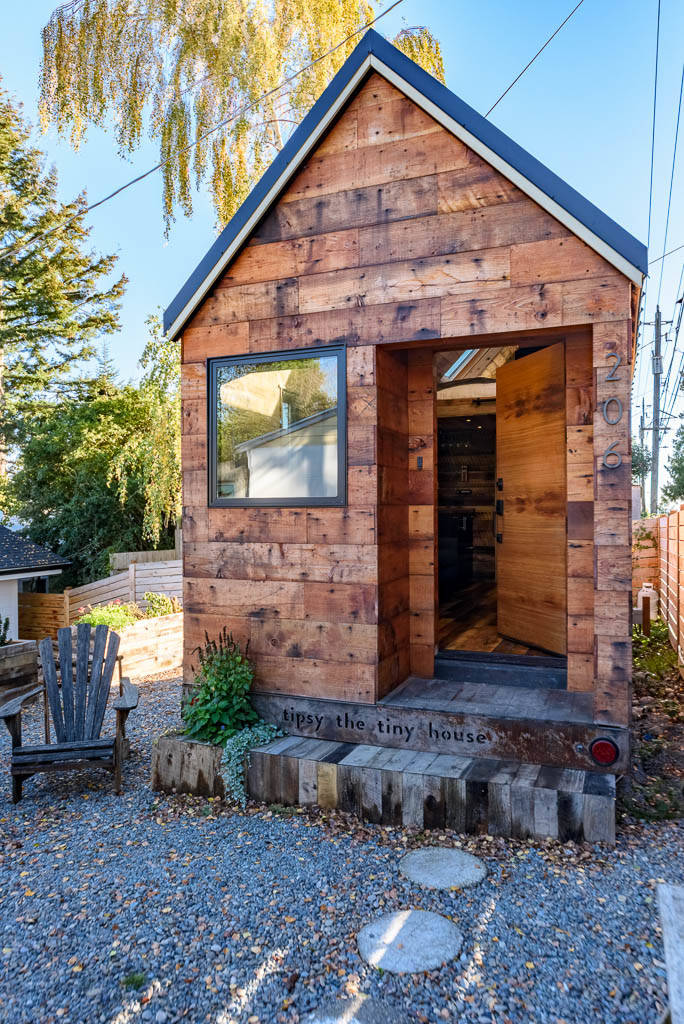 Take a photo tour of Tipsy, the rustic tiny house | Stuccco